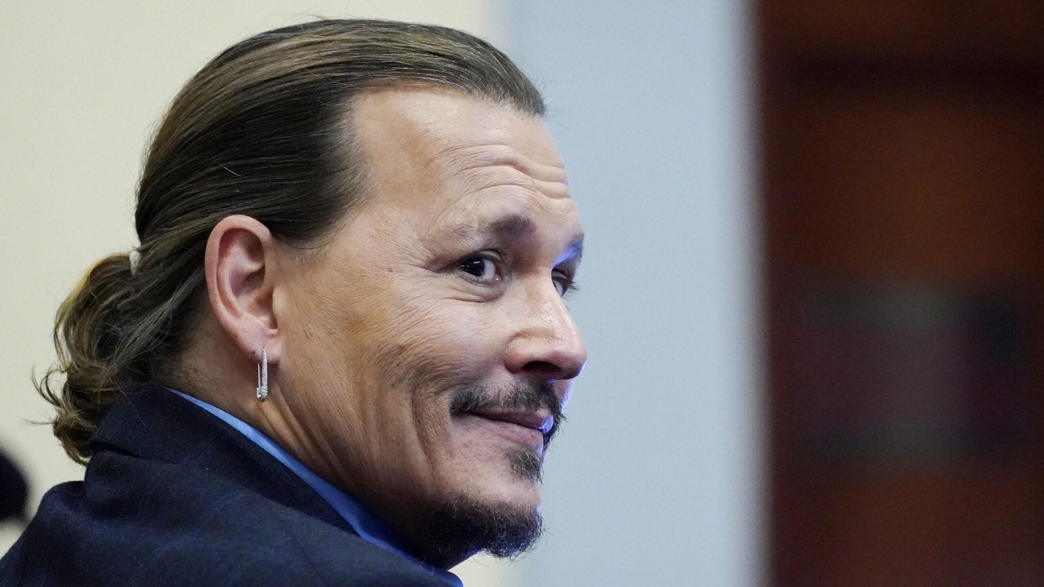 Hyväntuulinen Johnny Depp antoi faneilleen nimikirjoituksia - katso ...