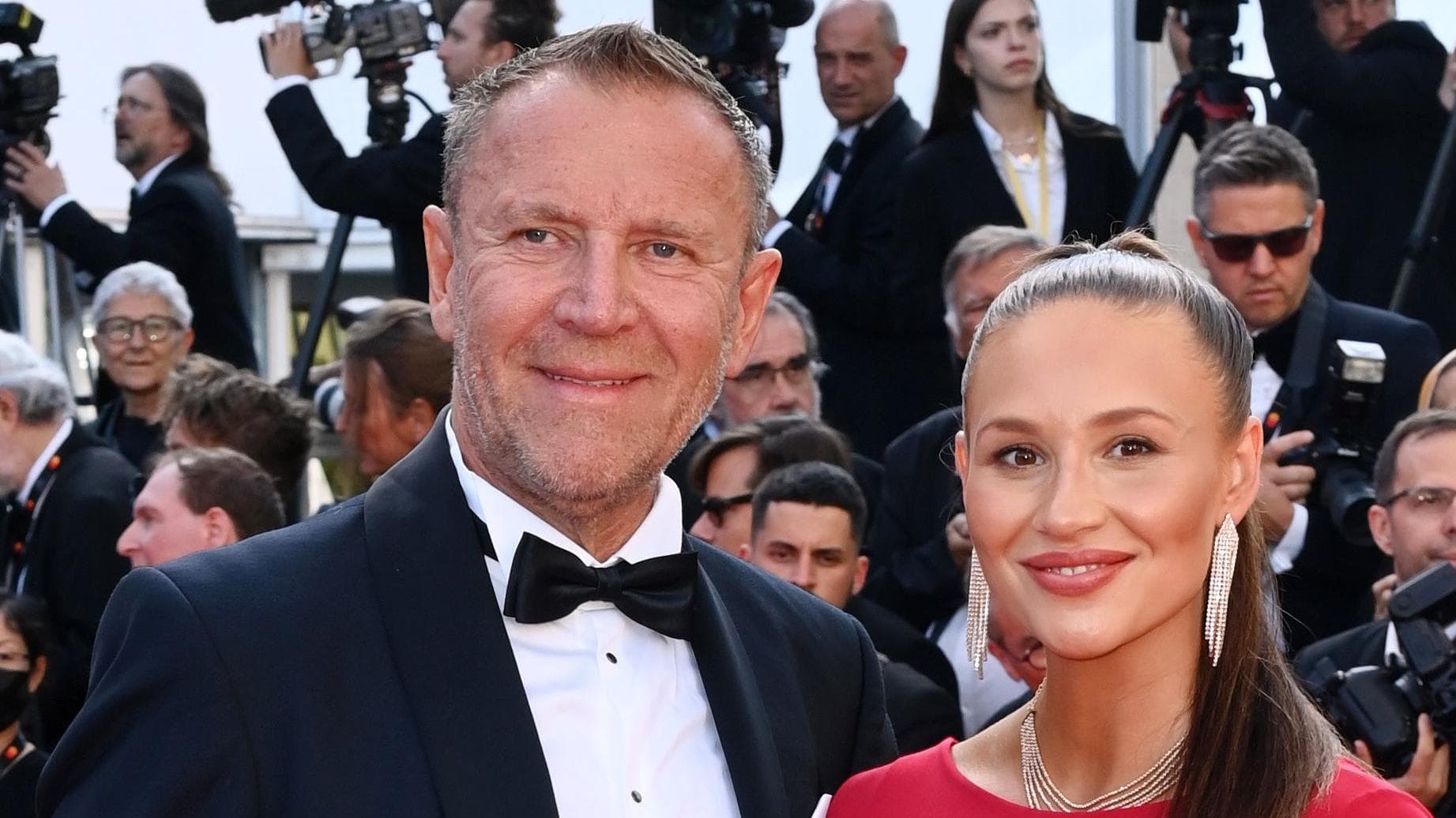 Johanna Harlin ja Renny Harlin poseeraavat Cannesissa - mukana myös ...