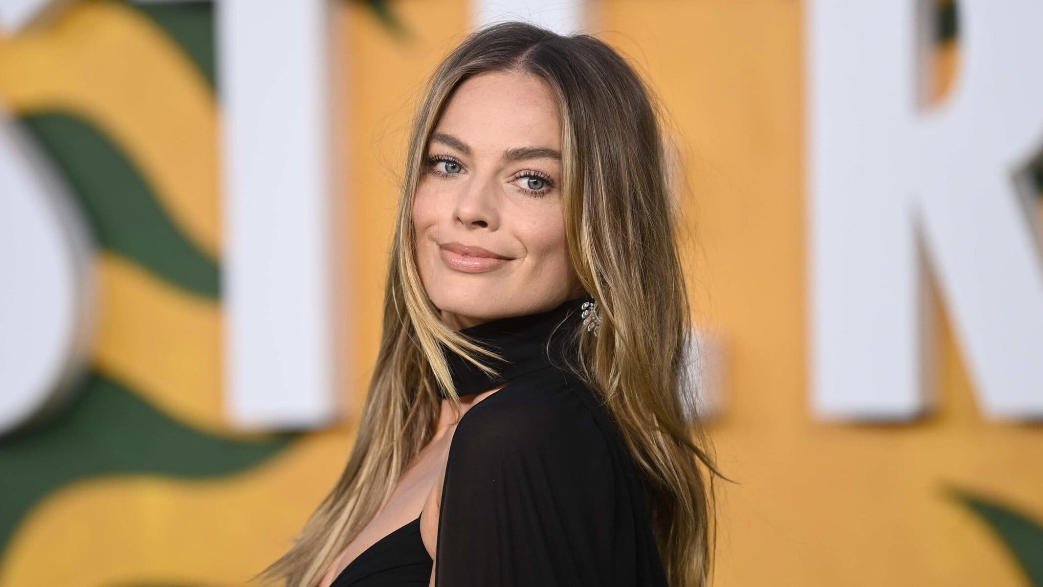 Margot Robbie hurmaa Voguen kansikuvassa - asu kuin Barbie-elokuvasta ...