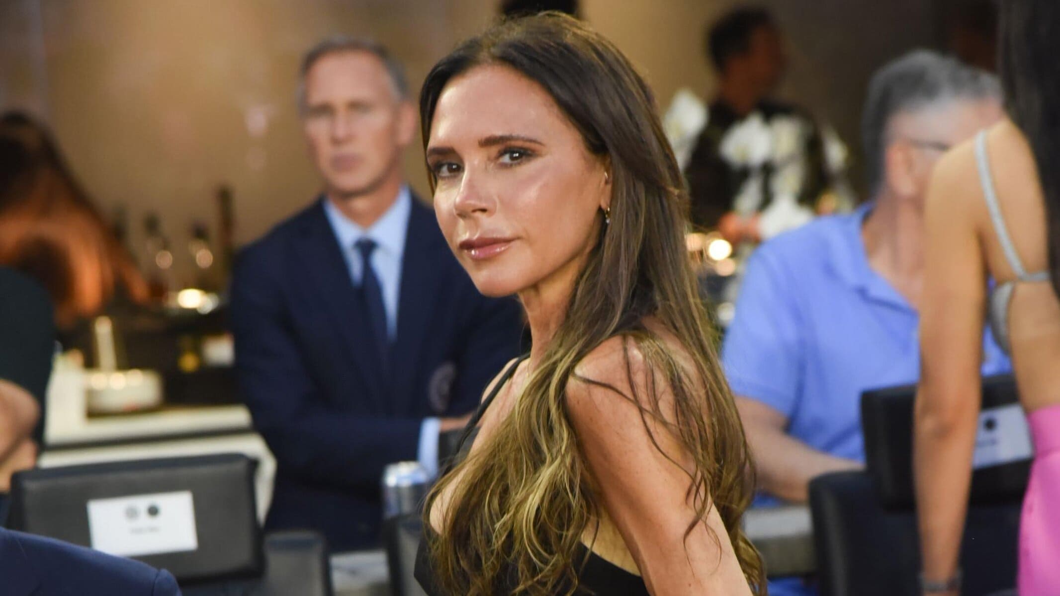 Victoria Beckham ei luopunut tunnetusta tyylistään edes vesihiihtäessä ...