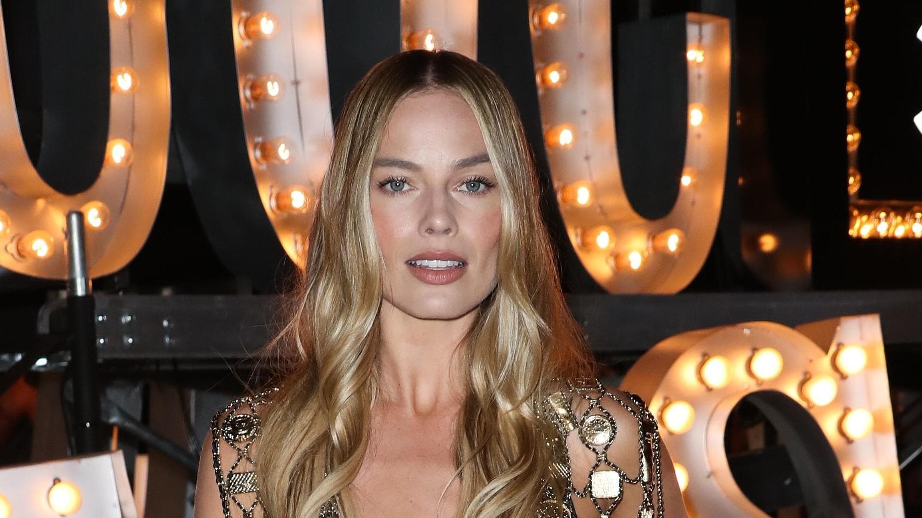 Täydellinen look viileään kesäpäivään - Margot Robbie näyttää mallia ...
