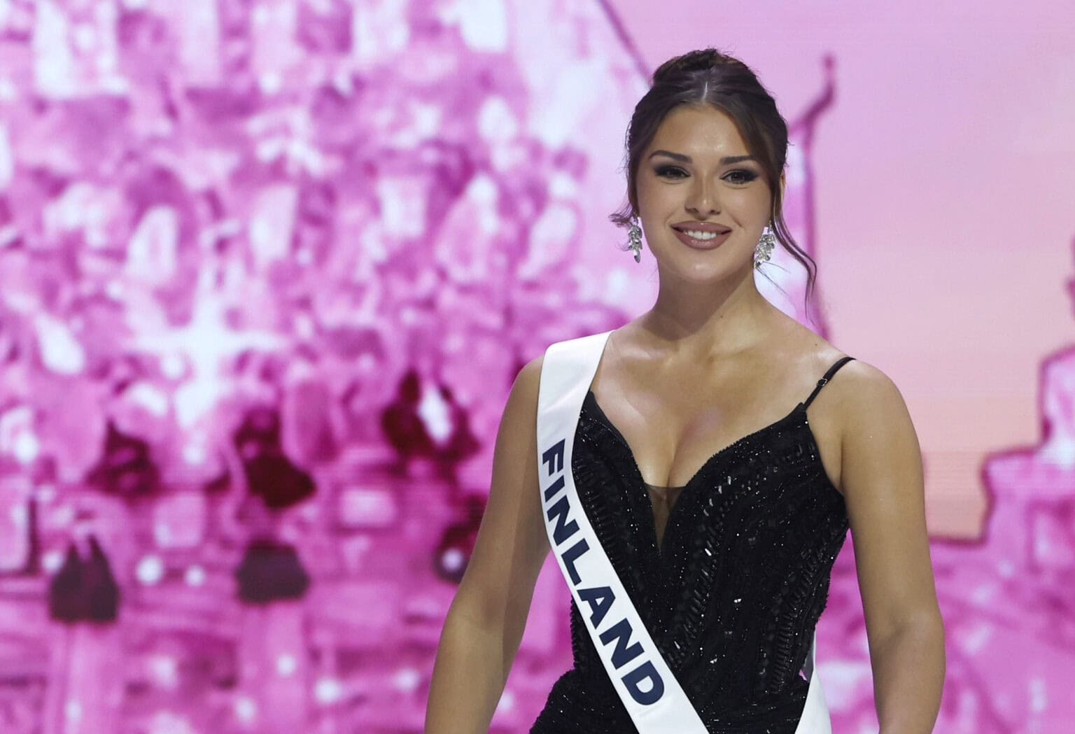 Miss Suomi Sarah Dzafce joutui luopumaan kruunustaan rasismikohun takia - Voice.fi