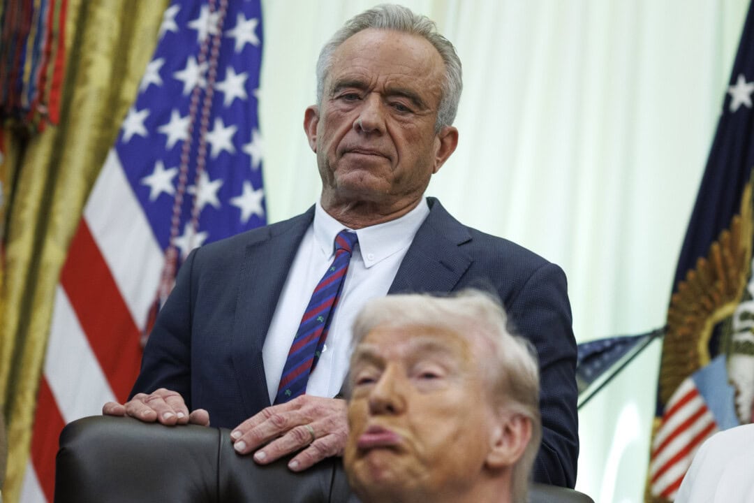 Video: Yhdysvaltain terveysministeri Robert F. Kennedy Jr. siirteli ...